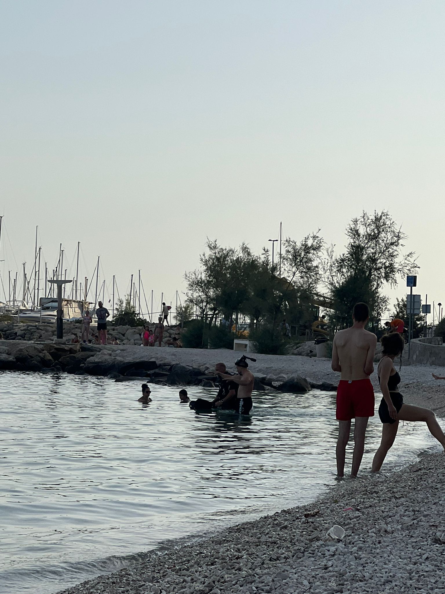 Ronioc na plaži Trstenik mislio da je pod morem vidio bombu, ali bio je ...
