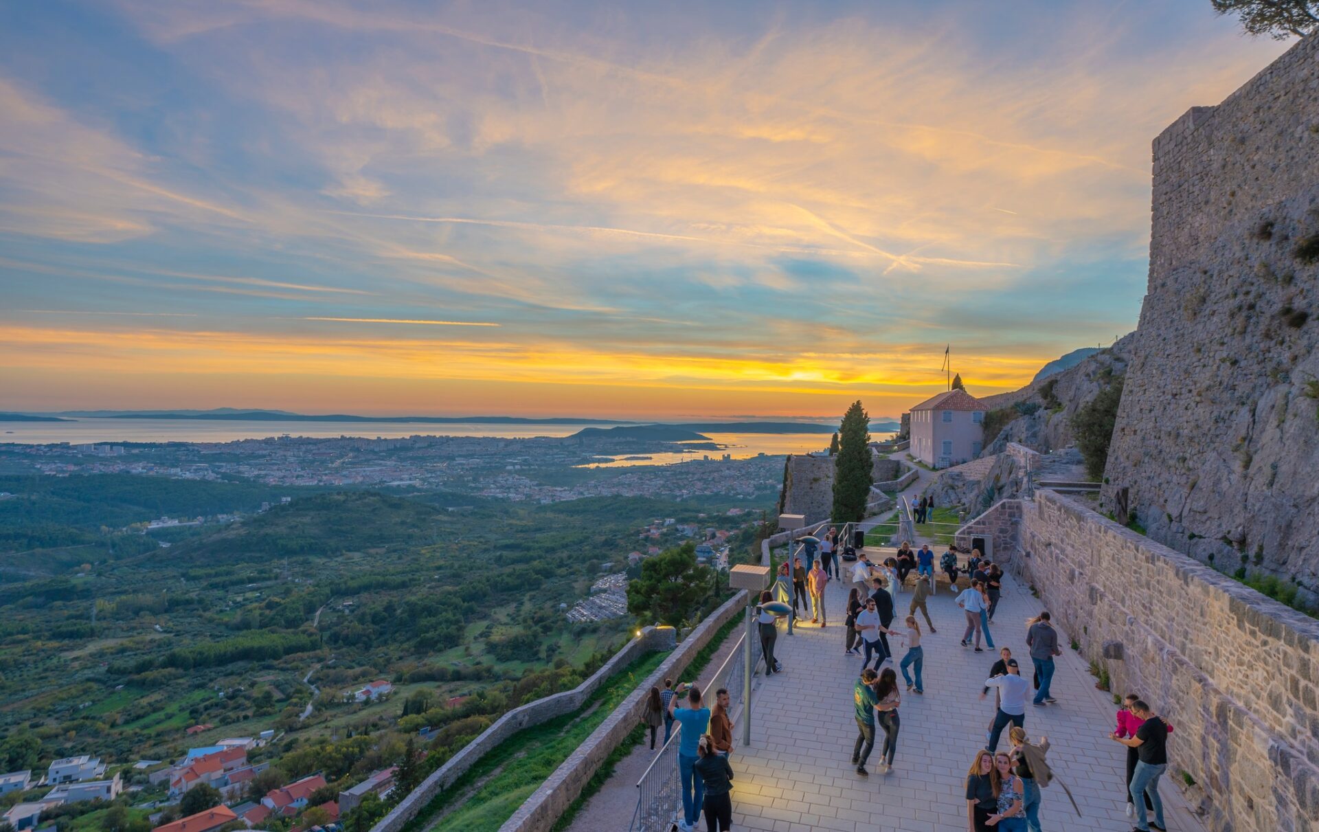 [FOTO] Plesni koraci oživjeli Tvrđavu Klis na Sunshine eventu